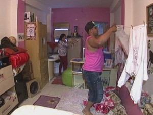G1 - Família cozinha, dorme e lava roupas em um cômodo à espera de ...