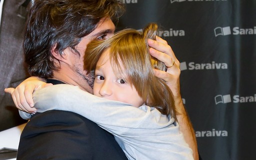 Léo Chaves ganha abração do filho em SP - Quem | Sertanejos