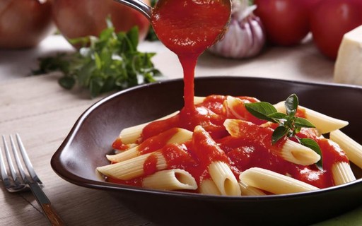 Prepare um penne ao sugo em 30 minutos para a galera no Carnaval - GQ ...