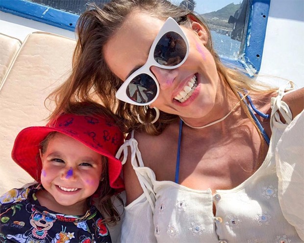 Deborah Secco e Maria Flor posam sorridentes e encantam internautas ...