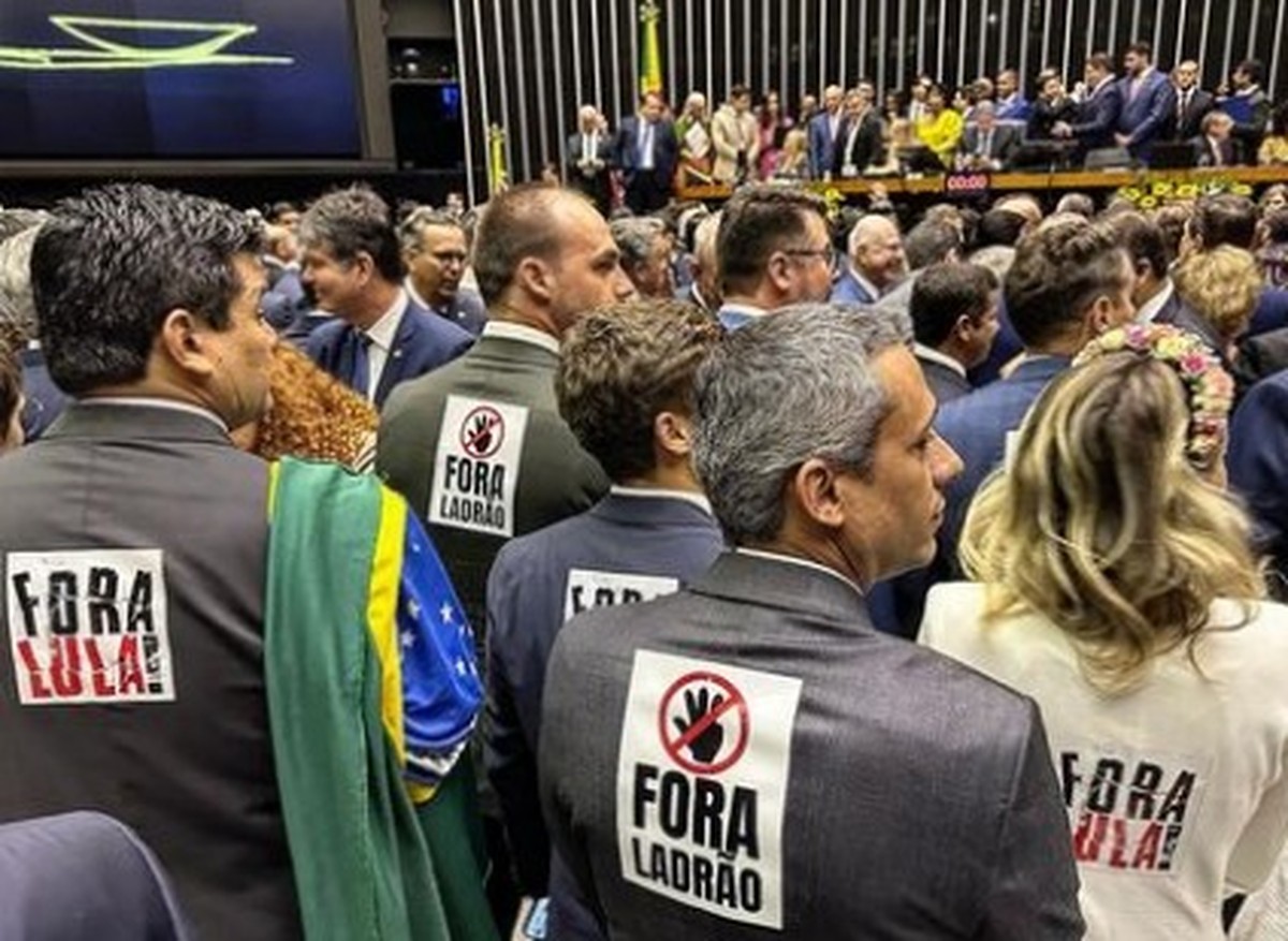 Deputados federais do PL tomam posse com adesivos anti-Lula | Sonar - A ...