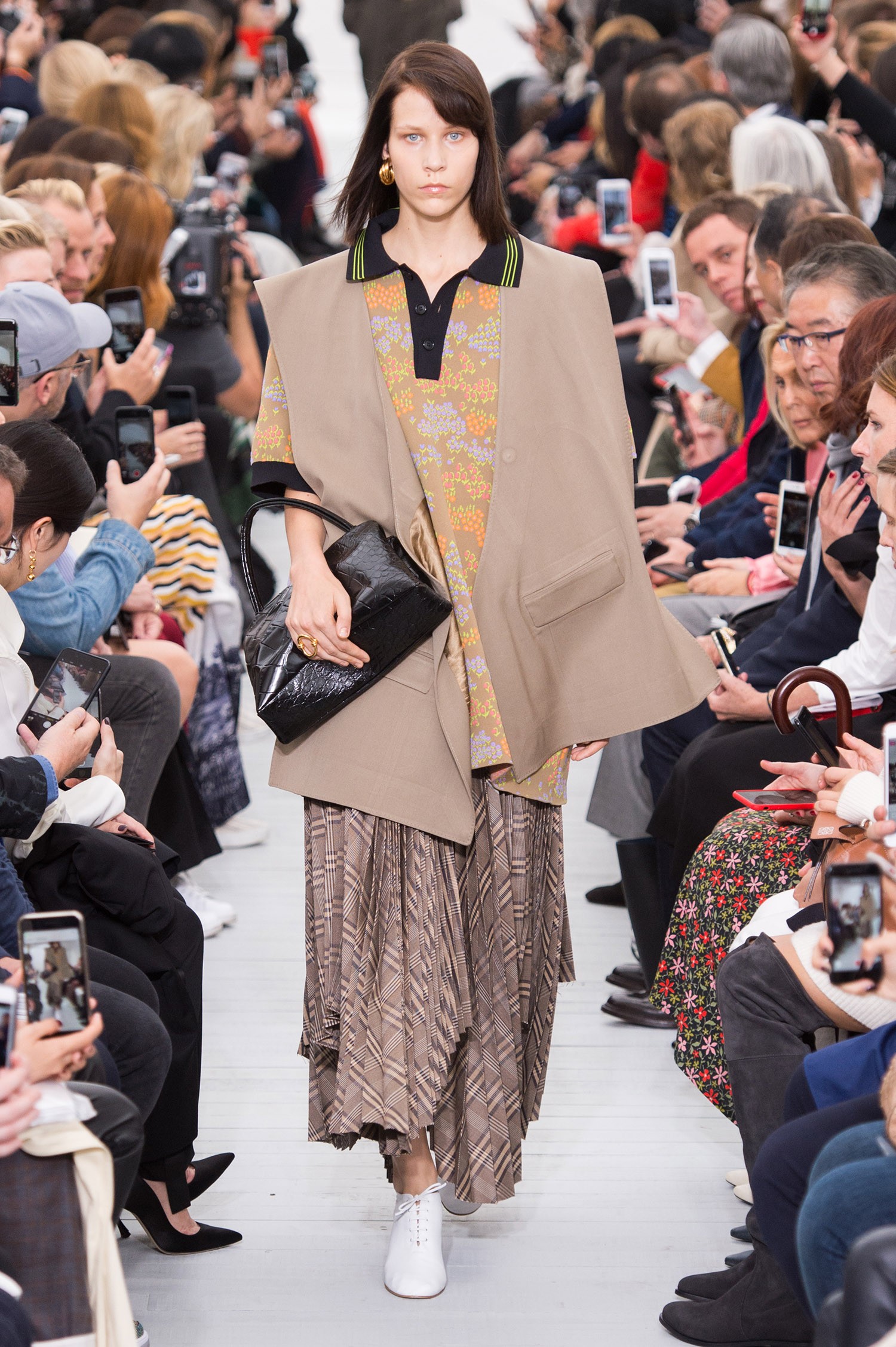 Céline brinca com o oversized de maneira fluida e suave no verão 2018 ...