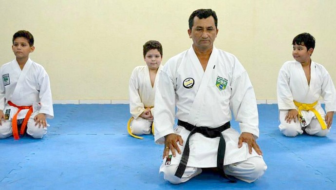 "É um meio de nos aproximar" diz pai karateca que dá aulas para três filhos