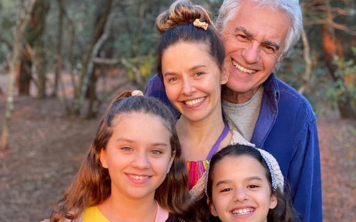 Sem maquiagem, Bianca Rinaldi posa com marido e filhas gêmeas