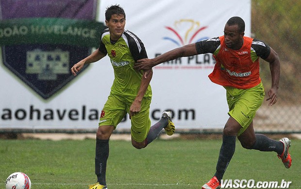 Elsinho leva pancada em coletivo do Vasco e vira dúvida para estreia ...