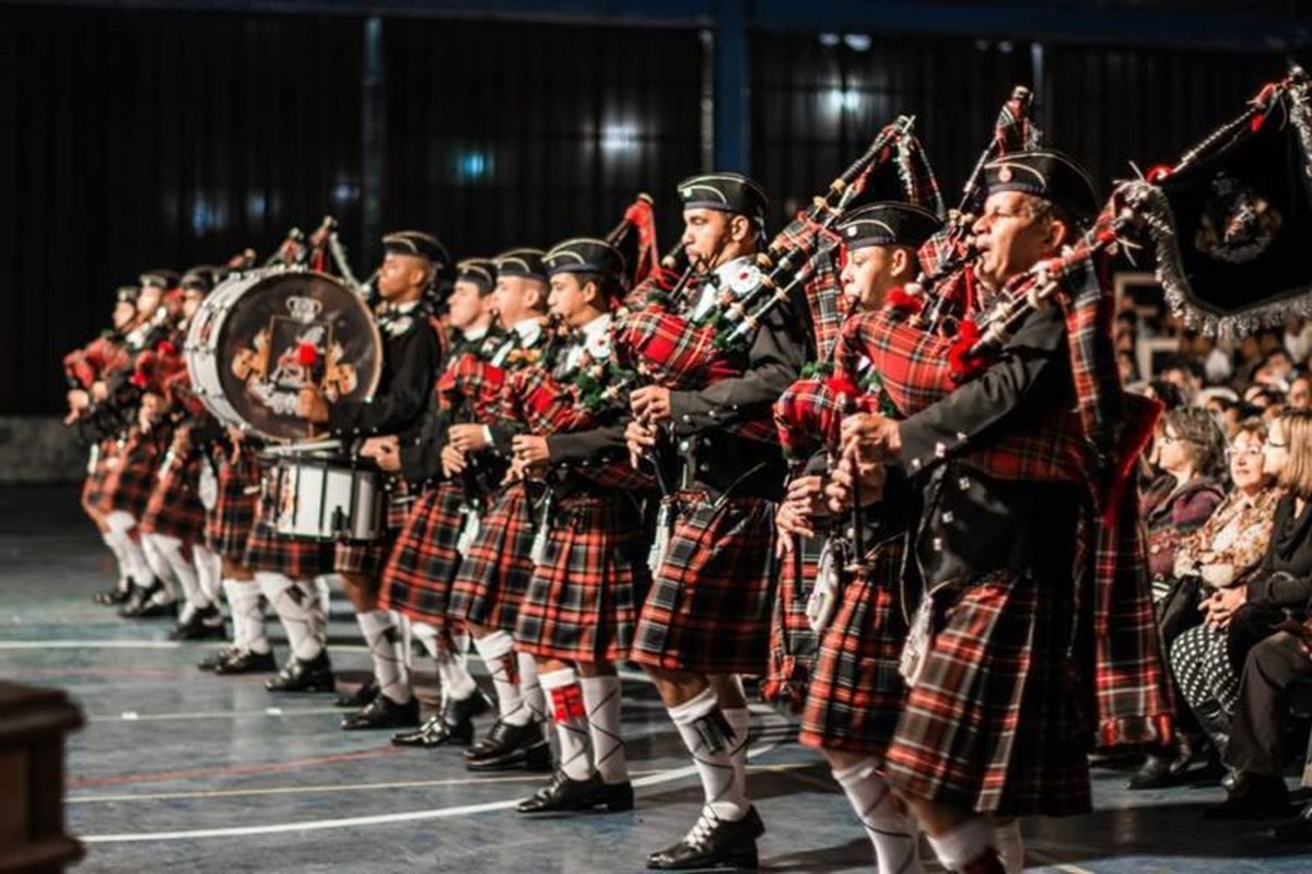 Banda Brazilian Piper apresenta espetáculo com gaitas de fole em ...