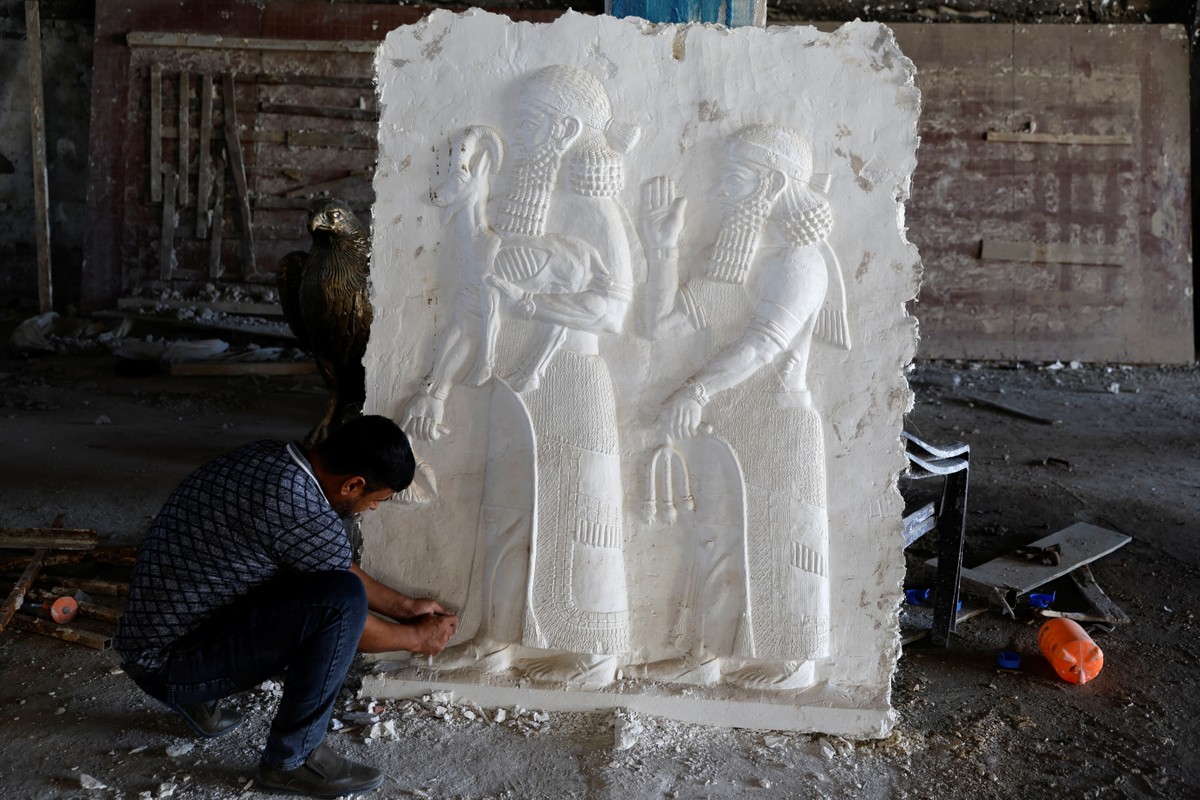 Artista de Mossul 'recria o que foi demolido' em murais que retratam a ...