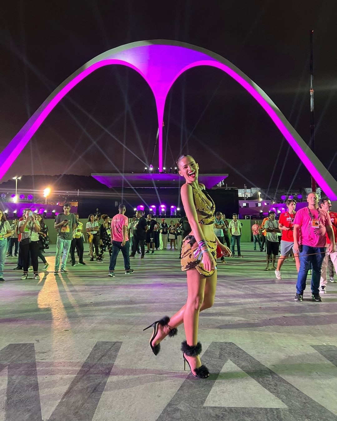 Bruna Marquezine usa look grifado na folia e brinca: "Carnaval Fashion ...