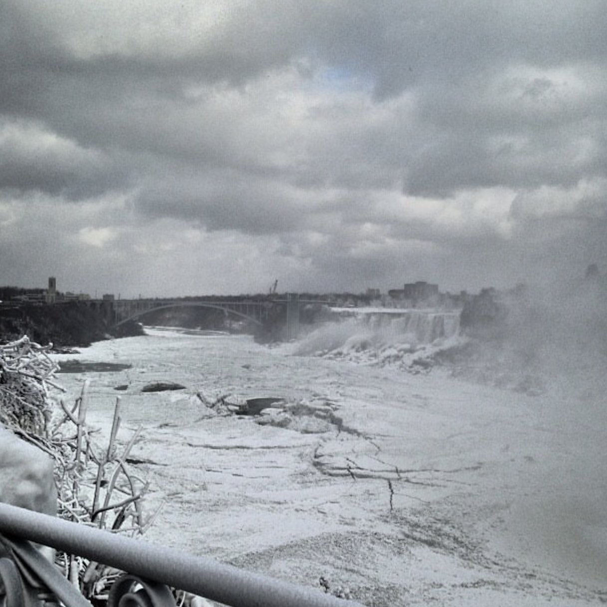Frio extremo congela parcialmente as Cataratas do Niágara, no Canadá ...