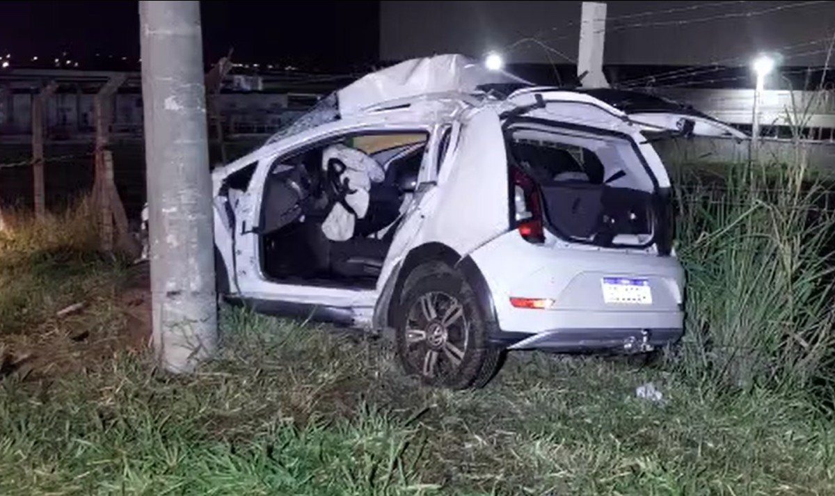 Jovem de 20 anos morre após bater carro em poste em rodovia de Monte Mor | Campinas e Região | G1