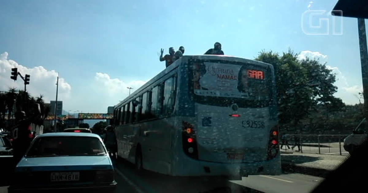 G1 - Imagens mostram jovens em cima de teto de ônibus no Centro do Rio ...