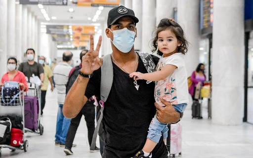 Marcello Melo Jr. desembarca com a filha, Maya, no Rio - Quem | QUEM News