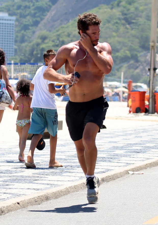 Flávio Canto mostra corpo em ótima forma durante exercícios ao ar livre ...