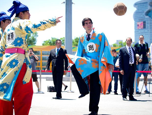Curtinha: Kaká veste fantasia tradicional chinesa e brinca com bola ...