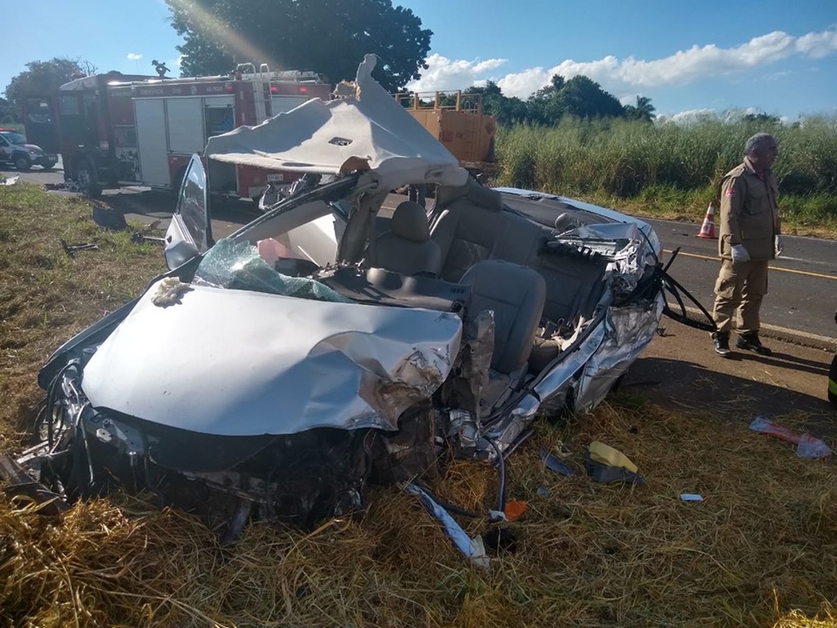 Idoso morre e mulheres ficam feridas após batida entre carro e caminhão em rodovia | Bauru e ...