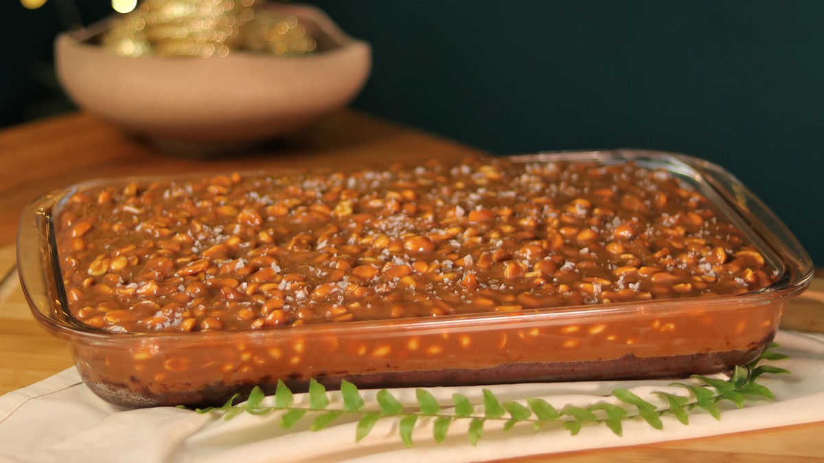 Bombom de travessa com amendoim e caramelo salgado | Natal | Receitas