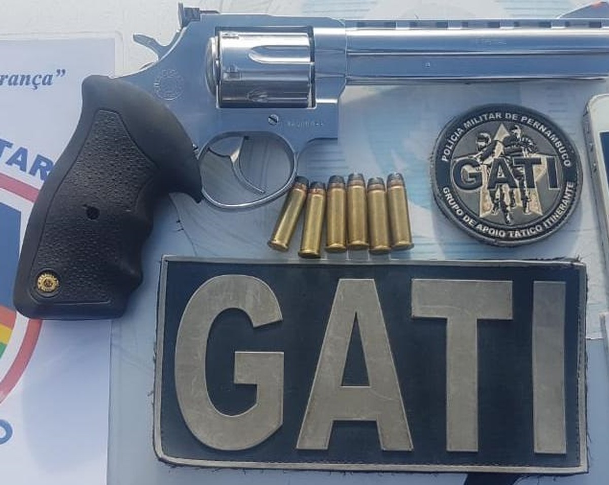Suspeito De Assaltos é Preso Após Tentar Bater Carro Clonado Em Viatura