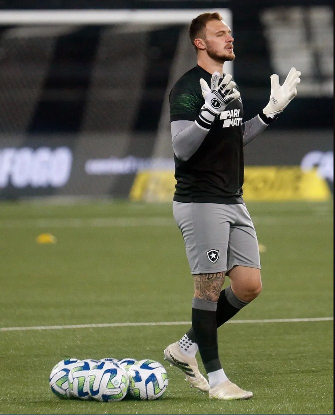 Goleiro galã do Botafogo: saiba quem é Lucas Perri, o líder de defesas ...