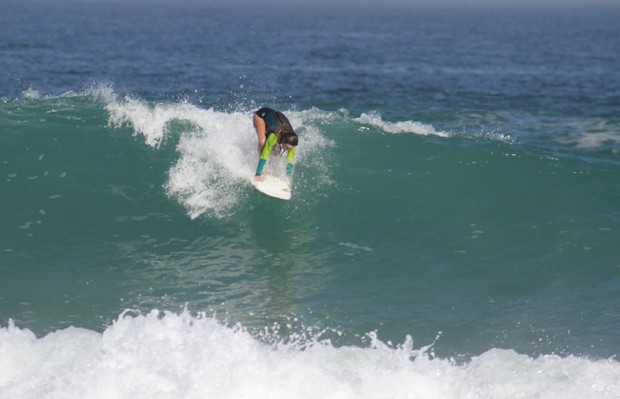 Luize Altenhofen exibe corpão em dia de surfe - Quem | QUEM News