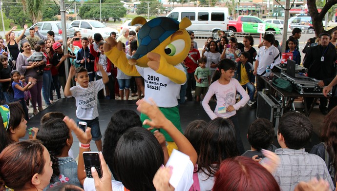 Fuleco cai na dança com a criançada e se rende ao Lepo-Lepo; veja vídeo ...