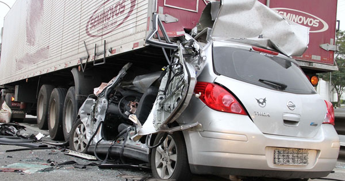 G1 - Acidente entre carro e caminhão deixa morto em rodovia na Grande ...