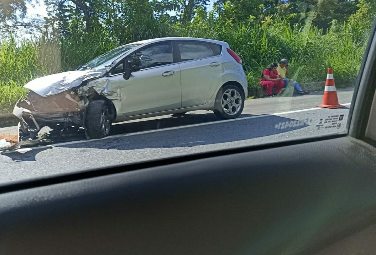 Carro bate em outro, capota e deixa dois feridos na BR-101, em Angra dos Reis | Sul do Rio e ...