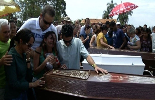 G1 Corpos De Família Encontrada Morta Dentro De Casa São Enterrados