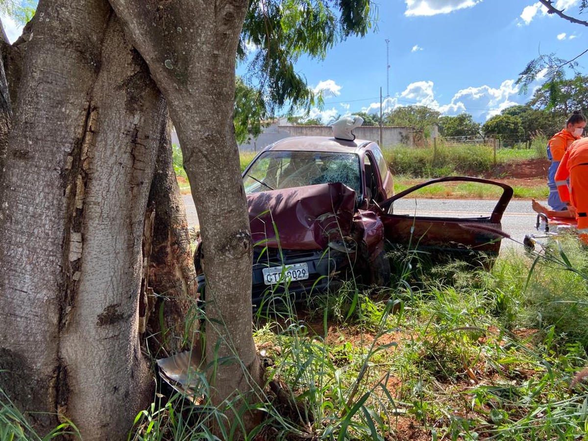Motorista fica ferido após bater carro em árvore na estrada do Pau Furado em Uberlândia ...