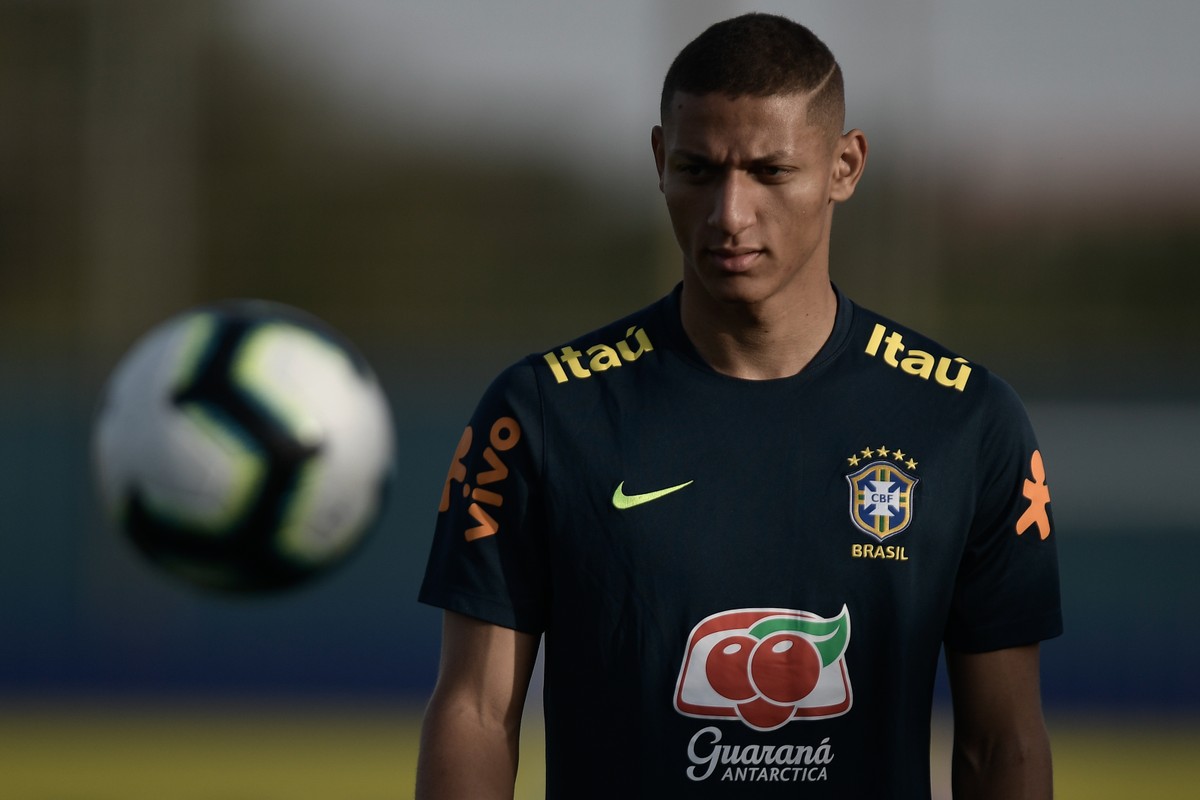 Pombo presente! Por Skype, Richarlison participa de preleção da Seleção ...