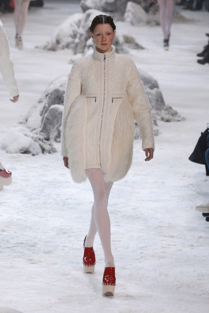 Moncler recria a paisagem da Suíça no inverno 2017 | Desfiles | Vogue