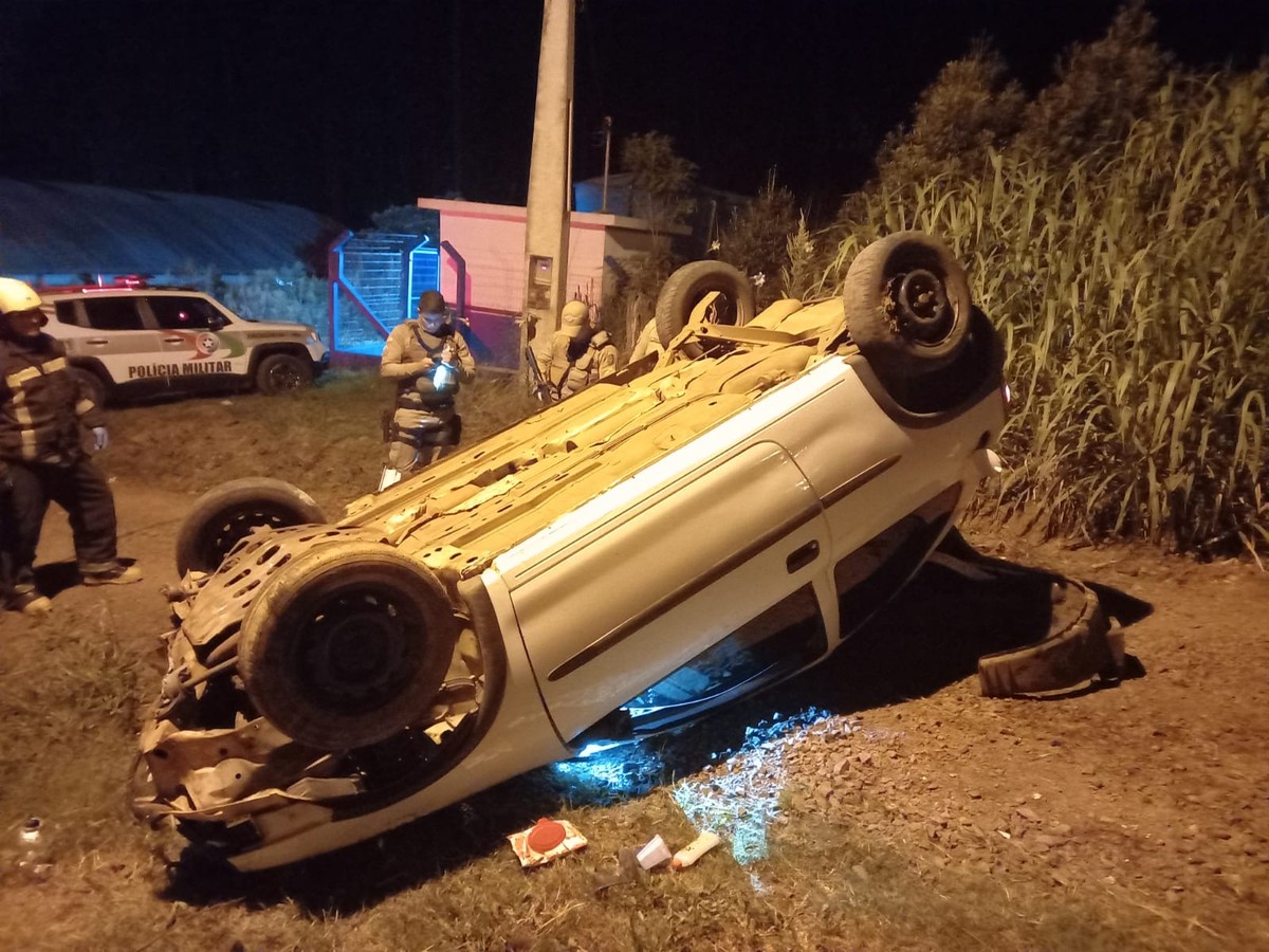 Mulher é encontrada baleada fora de carro capotado e morre a caminho do ...