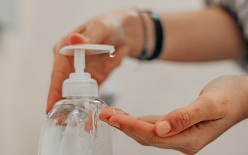 Lupe Hernandez: conheça a mulher que inventou o álcool em gel - Revista ...