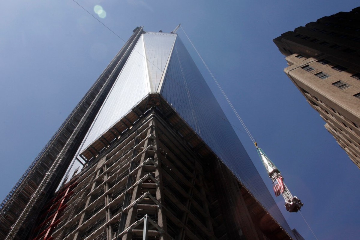 Operários erguem última peça de novo prédio do World Trade Center ...