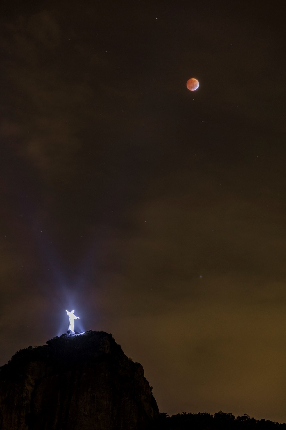 Eclipse lunar: veja imagens do fenômeno no RJ | Rio de Janeiro | G1