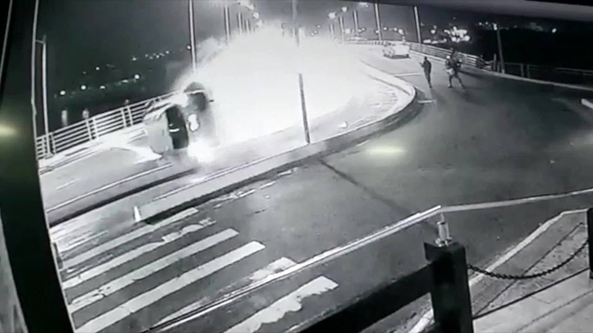 Vídeo mostra carro capotando em ponte de Guarapari, ES | Espírito Santo ...