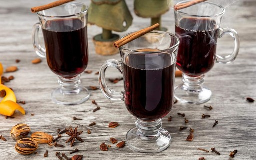Receita de chocolate quente alcoólico leva vinho tinto e licor - Casa e ...