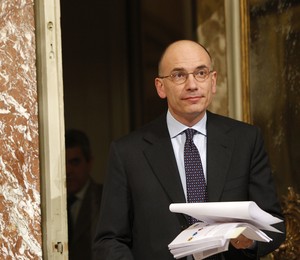 Após dez meses de governo, premiê italiano Enrico Letta renunciará ...