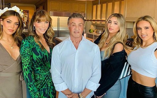 Sylvester Stallone celebra 75 anos ao lado da mulher e filhas - Quem ... Sylvester Stallone celebra 75 anos ao lado da mulher e filhas - Quem ...